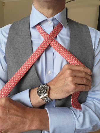 How to Tie a Perfect Double Windsor Knot in 9 Steps - Perfectly Tailored