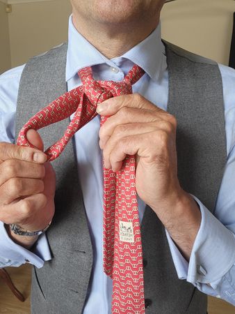 How To Tie A Perfect Double Windsor Knot In 9 Steps