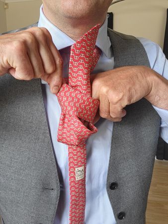How To Tie A Perfect Double Windsor Knot In 9 Steps